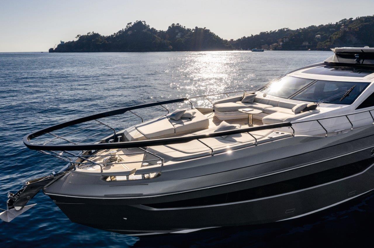 Yacht AZIMUT S8, Azimut Yachts | CHARTERWORLD Luxury Superyacht Charters